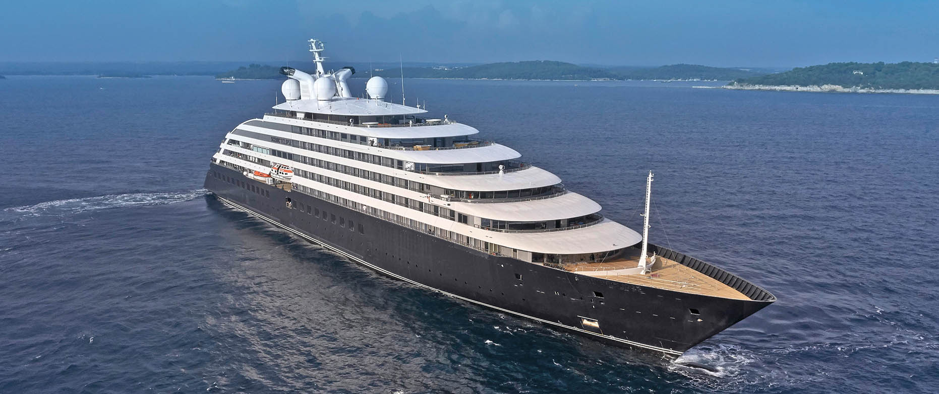 Kapal Pesiar MV. Scenic Eclipse II Sandar di Pelabuhan Yos Sudarso ...